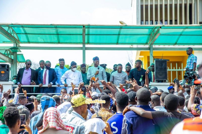 LAUTECH Students Storm Secretariat in Show of Appreciation | Oyo State News