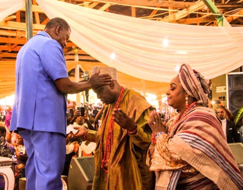 Reactions Trail Viral Picture of Oba Ghandi Olaoye Kneeling for Pastor ...