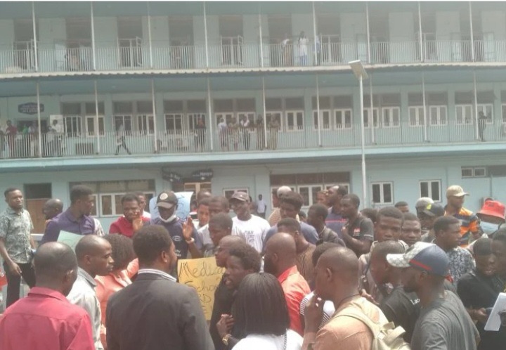 UCH Medical Students Stage Protest Over 100 Days of Power Outage | Oyo ...
